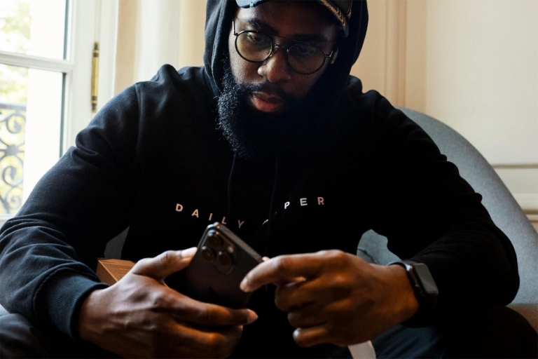 Finding and merging duplicate contacts in iOS 16